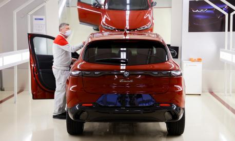 Rinnovo contratto lavoratori Stellantis, Ferrari e Iveco: le richieste ...