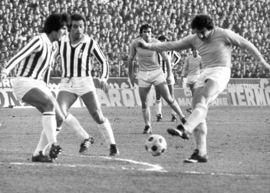 Beppe Savoldi morto: aveva 79 anni. Chi era, i gol, il soprannome ...