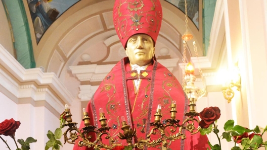 Miracolo di San Gennaro: il sangue del patrono di Napoli si è sciolto | Gazzetta.it