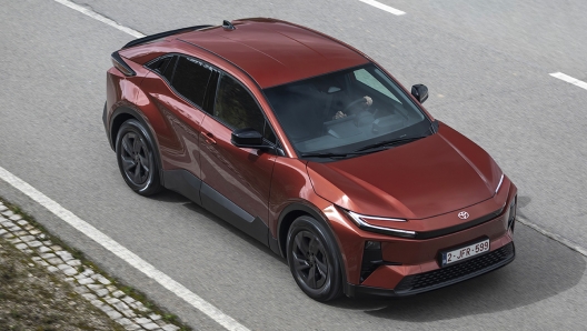 Toyota C-HR+: prova Suv elettrico, consumi, design, scheda tecnica e ...