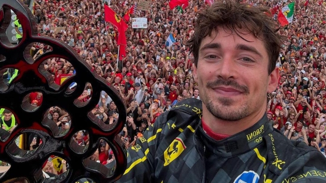 Leclerc, selfie con i tifosi: Monza pazza per la Ferrari | Gazzetta.it