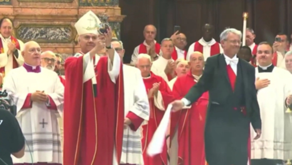 Miracolo di San Gennaro: il sangue del patrono di Napoli si è sciolto | Gazzetta.it