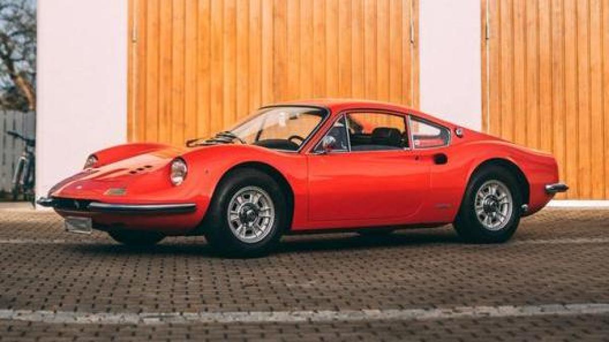 Ferrari da sogno intestate alla mamma di 89 anni. Interviene la Guardia ...