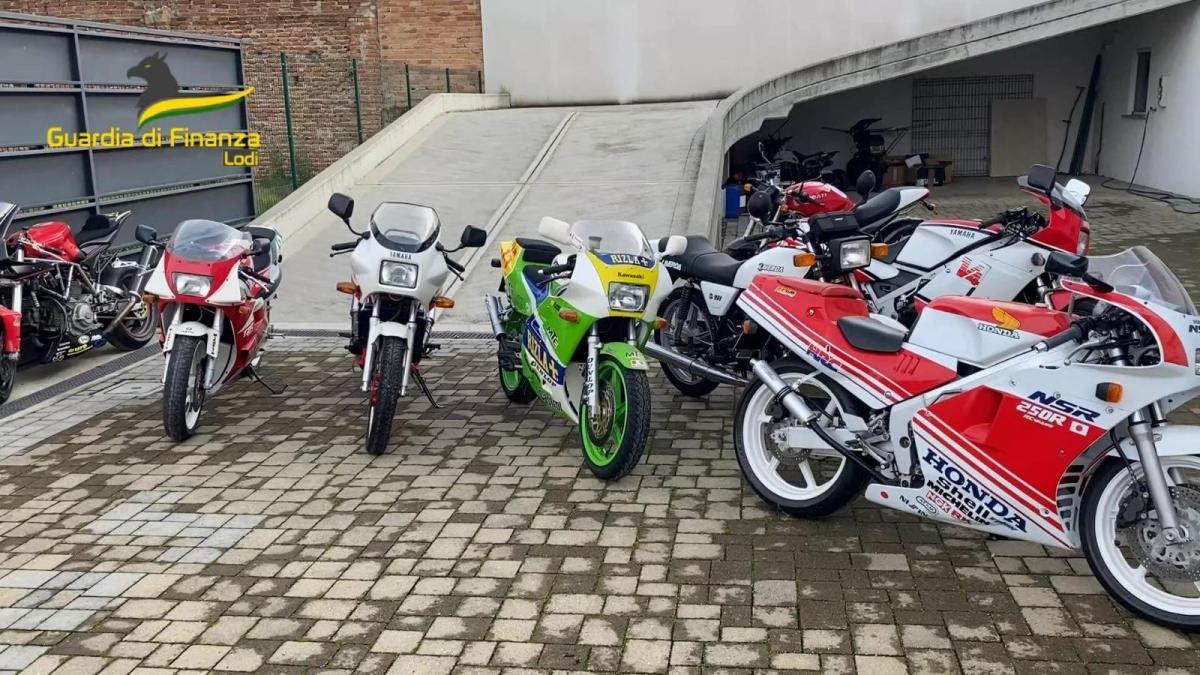 Frode Con Fatture False Sequestrati Anche Carri Funebri Gazzetta It