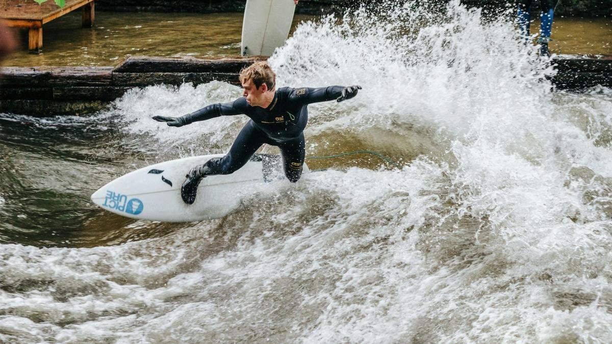 Surf nel fiume artificiale: tutto sull’Eisbach di Monaco | Gazzetta.it