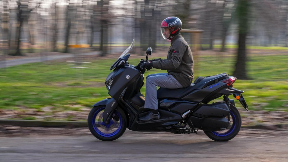 Yamaha XMAX 300 prova su strada, pregi e difetti. Scheda tecnica e ...