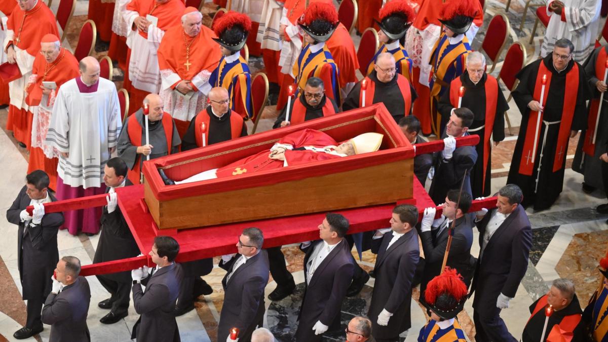 Papa Francesco feretro a San Pietro: orari e percorso in piazza ...