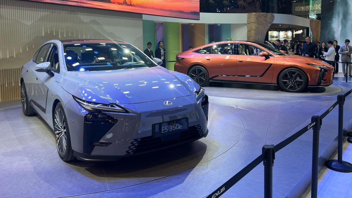 Nuova Lexus ES: la berlina di lusso full hybrid ed elettrica debutta al ...
