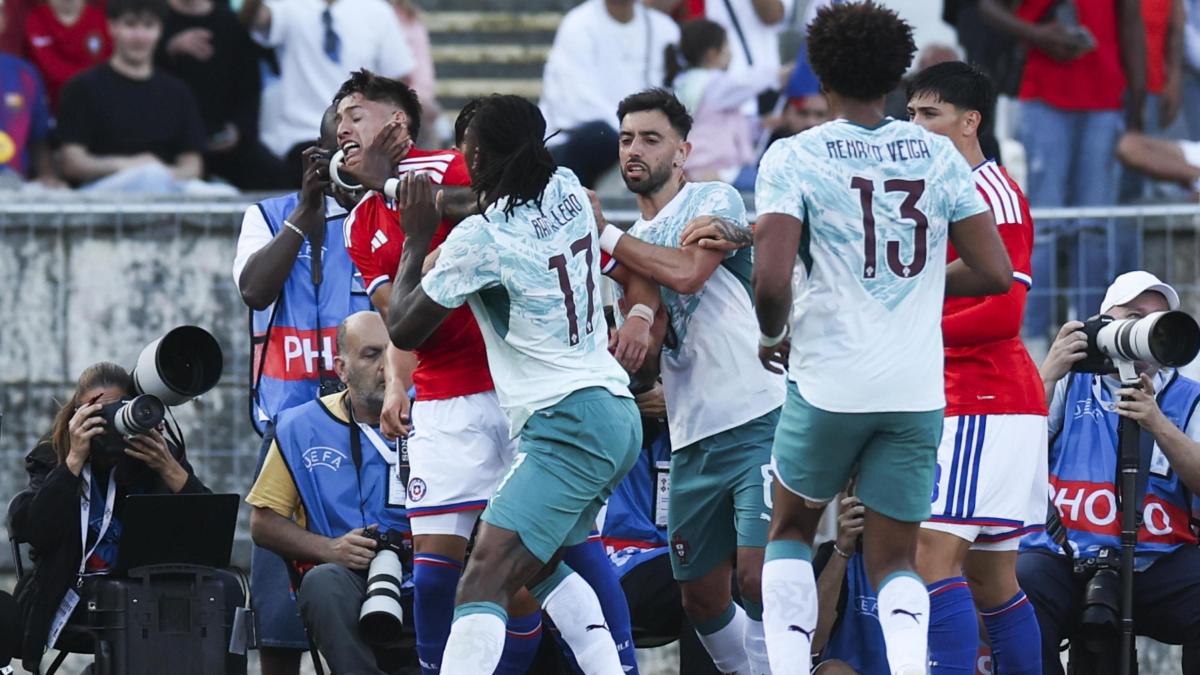 Leao che combini? L' attaccante del Milan perde la testa | mani al ...