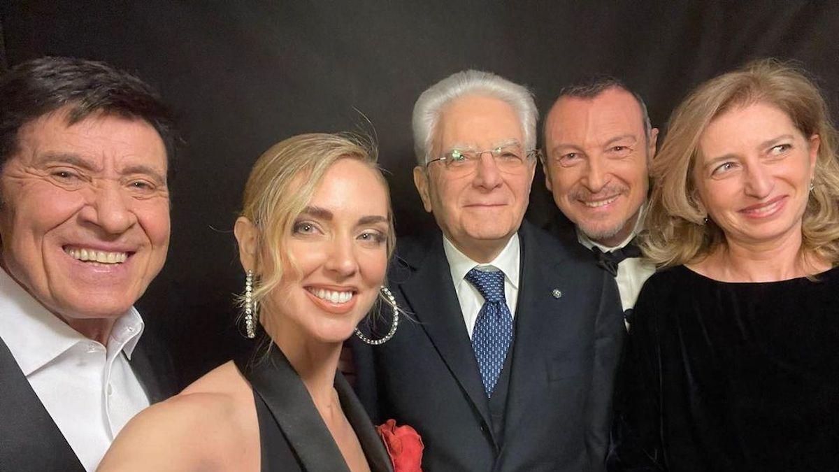 Chiara Ferragni selfie con Mattarella e abito-manifesto Pensati libera ...