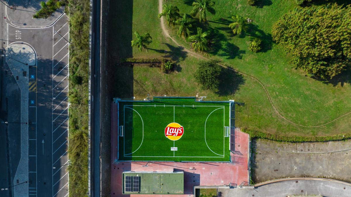 Lay's Replay arriva a Scampi: inaugurato il campo da calcio in plastica ...
