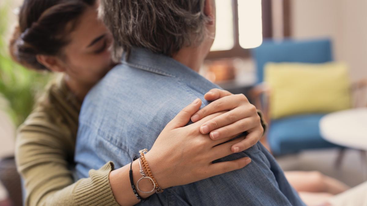 Contatto fisico: ecco i benefici di abbracci, massaggi e carezze ...