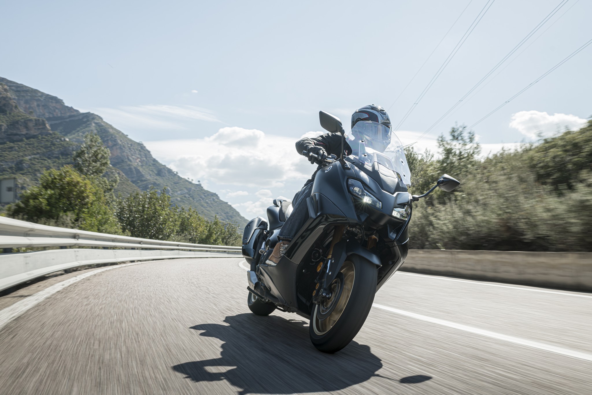 Yamaha TMax 2022: prova, prezzo e scheda tecnica dello scooter sportivo ...