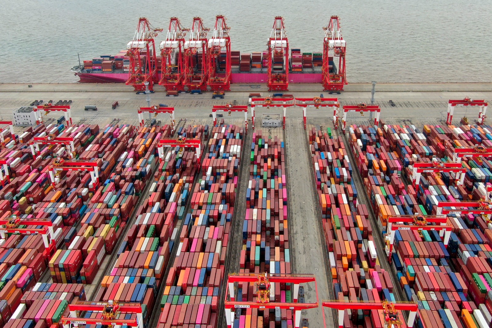 Shanghai: il lockdown da Covid blocca il porto, in tilt i trasporti ...