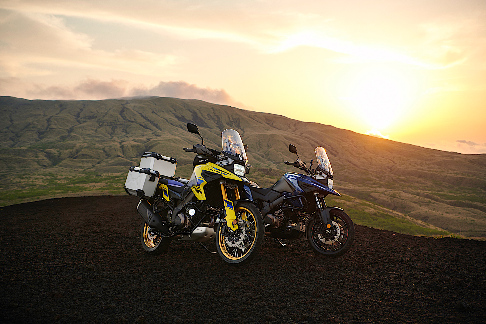 Suzuki presenta le nuove V-Strom 1050 MY23, tanta elettronica e nuovo ...