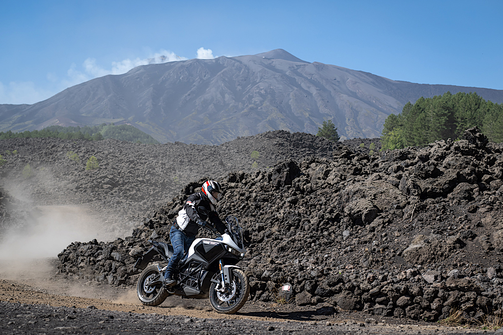 Zero Motorcycle DSR/X 2022: il test sulle strade dell’Etna | Gazzetta.it