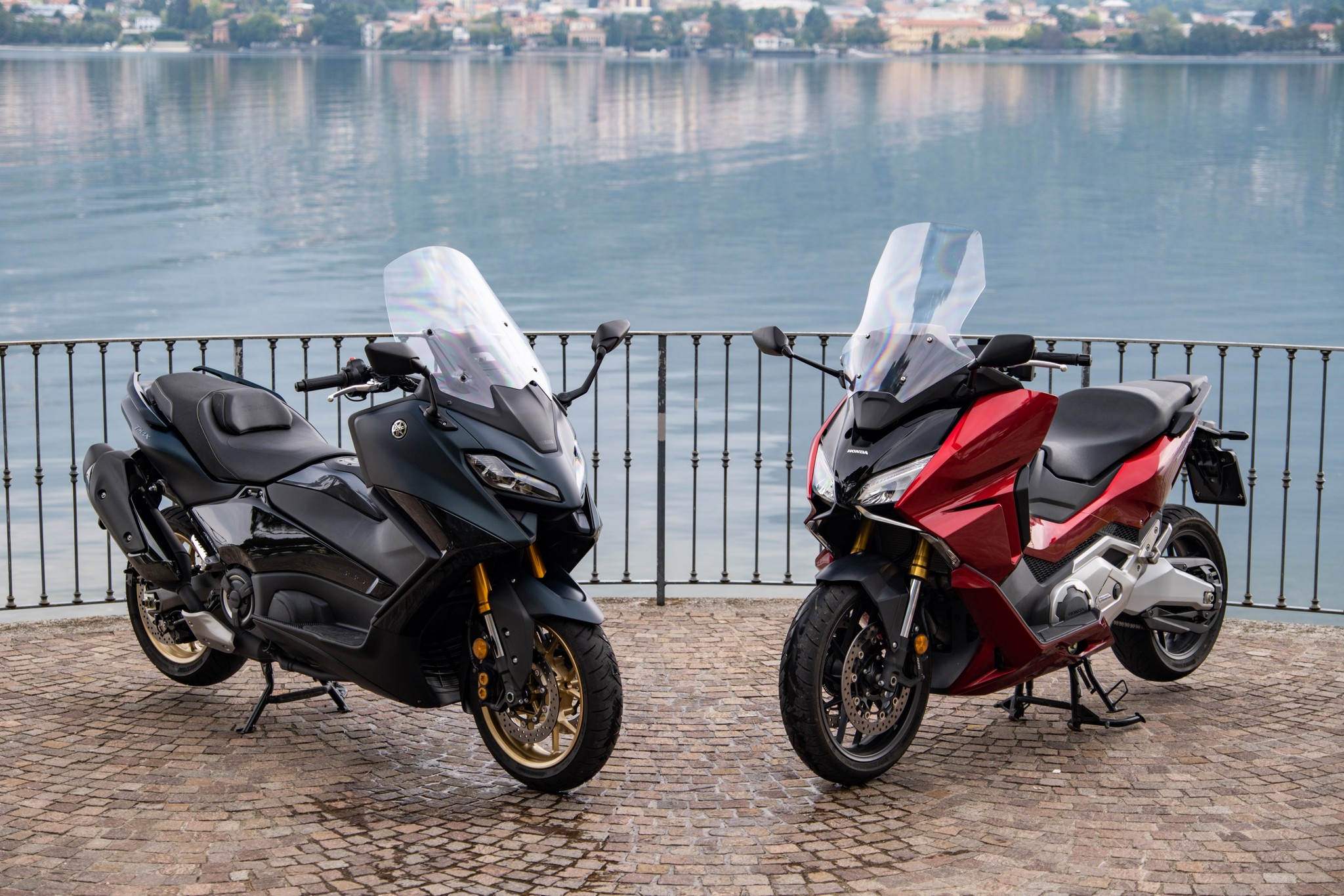 Prova maxiscooter: Yamaha TMax contro Honda Forza 750 | Gazzetta.it