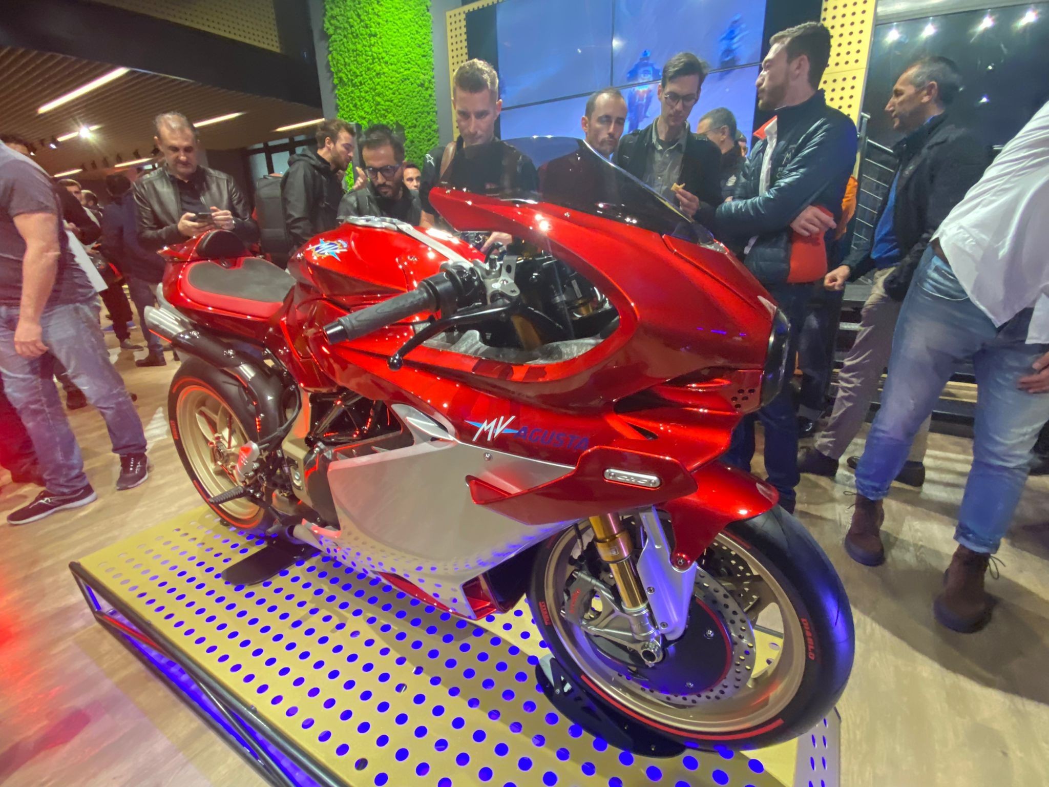 MV Agusta Superveloce 1000 Serie Oro Foto Dettagli E Caratteristiche MV Agusta Superveloce 1000 Serie Oro Foto Dettagli E Caratteristiche