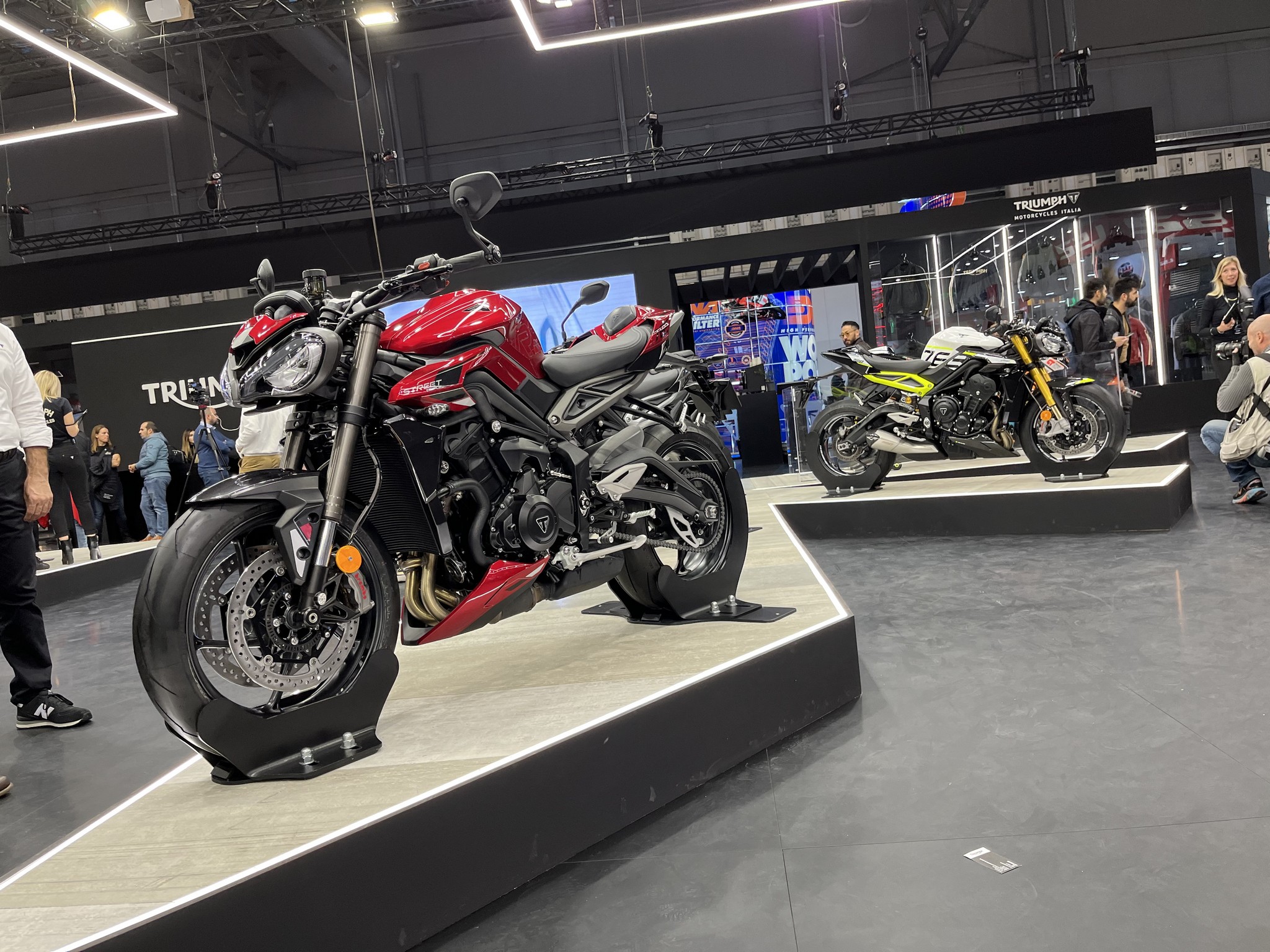 Triumph Street Triple R e RS 2023: foto, caratteristiche, prezzo e ...