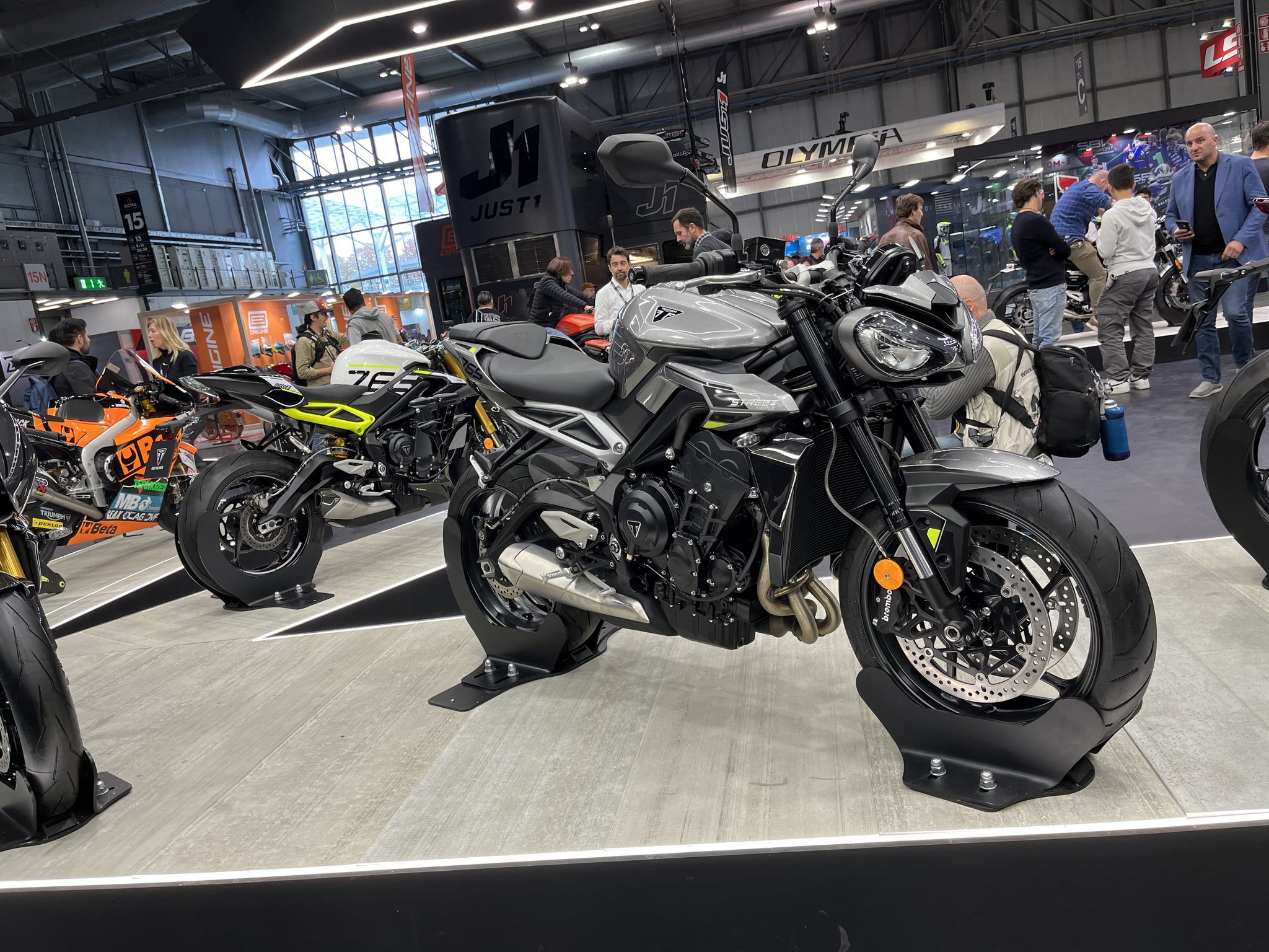 Triumph Street Triple R e RS 2023: foto, caratteristiche, prezzo e ...