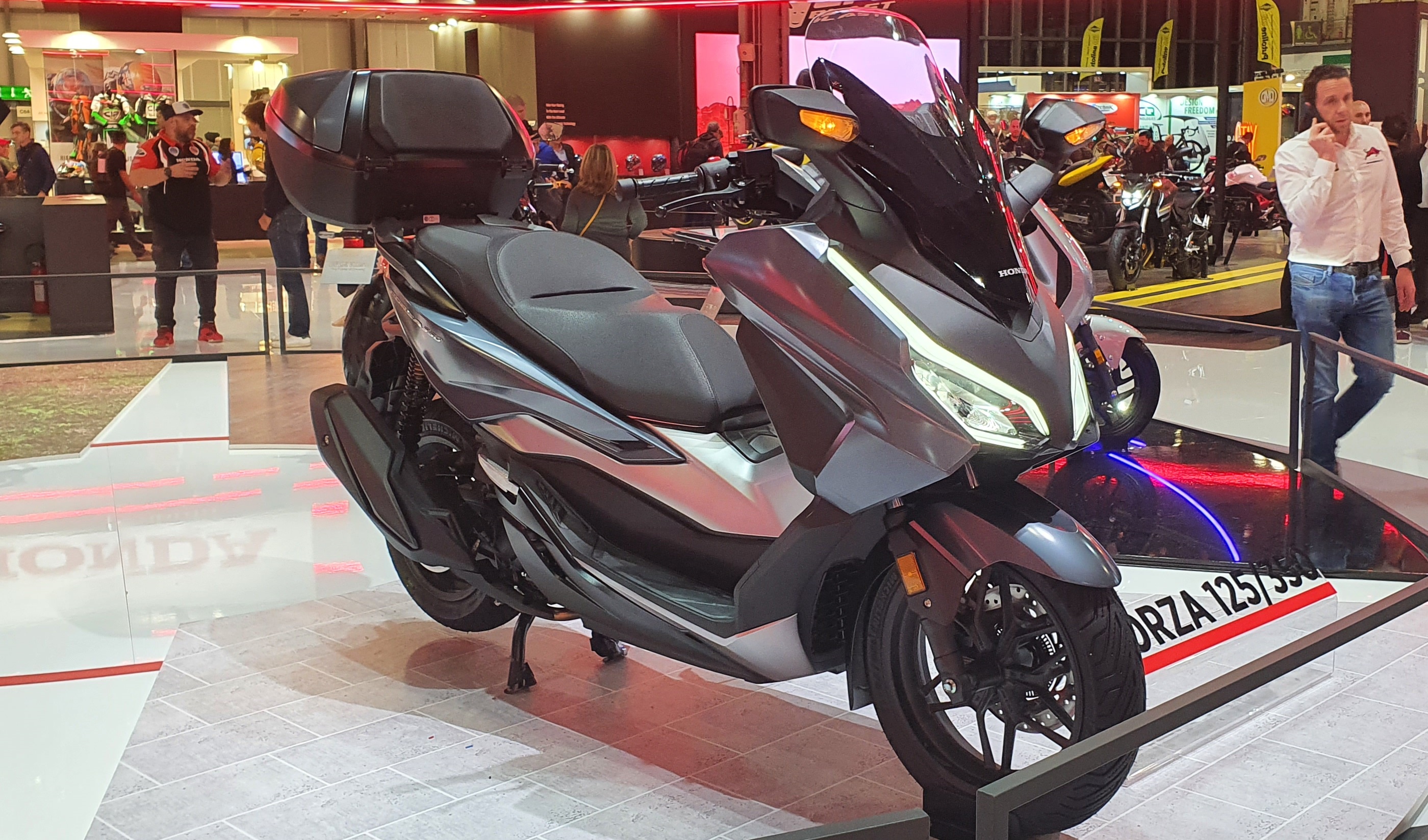 Honda Forza 350 2023 scooter medio ruota bassa | Gazzetta.it