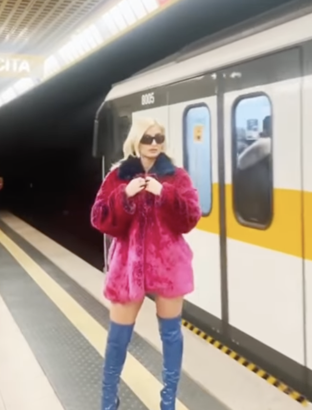 Beatrice Quinta nuda in metro: foto e video della cantante di X Factor ...