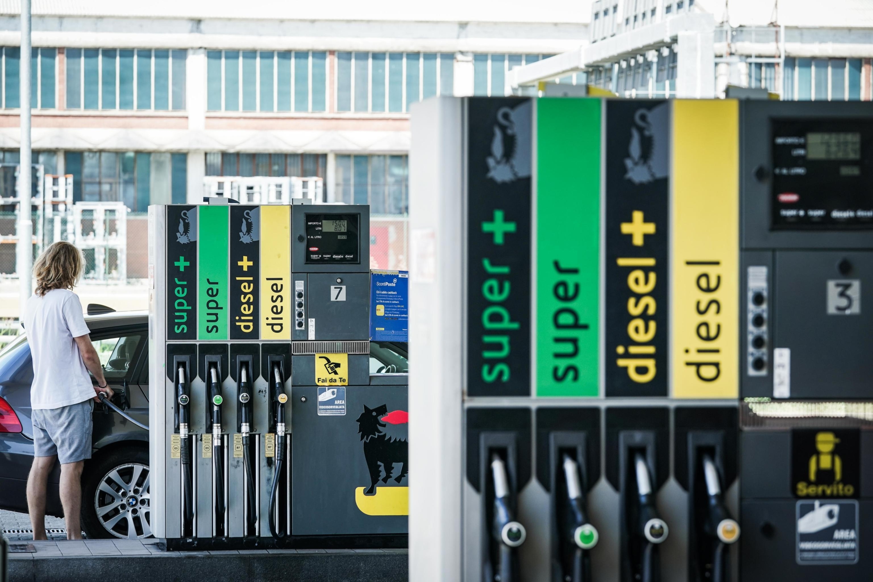 Pompa di benzina: come funziona e perché si blocca con il pieno ...