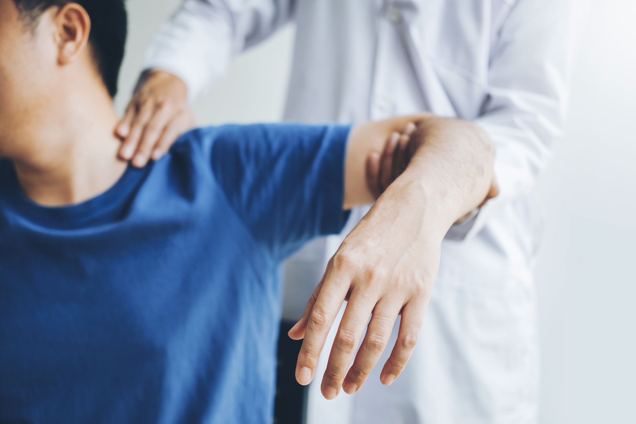 Contatto fisico: ecco i benefici di abbracci, massaggi e carezze ...