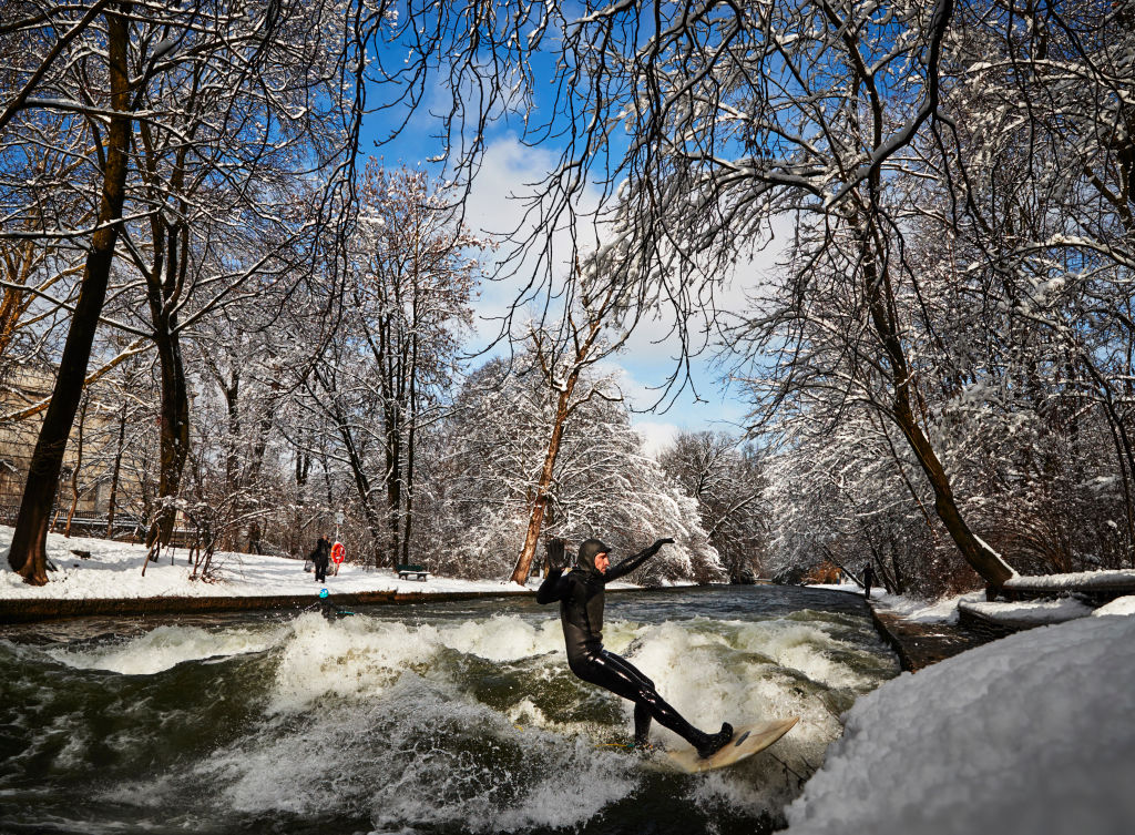 Surf nel fiume artificiale: tutto sull’Eisbach di Monaco | Gazzetta.it