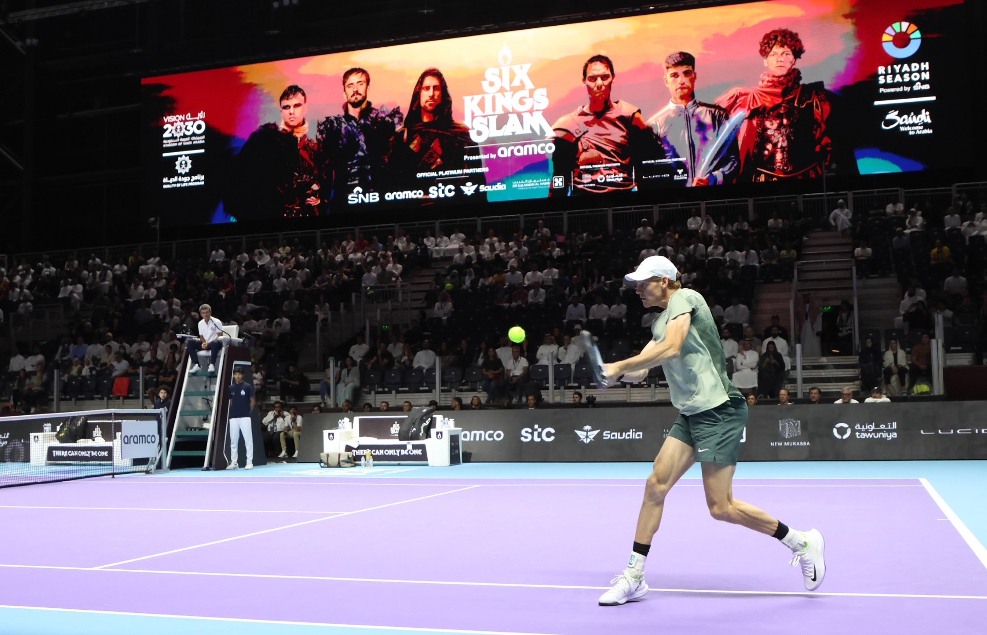 Sinner-Djokovic 6-2 6-7 6-4: Jannik in finale al Six Kings Slam | Gazzetta.it