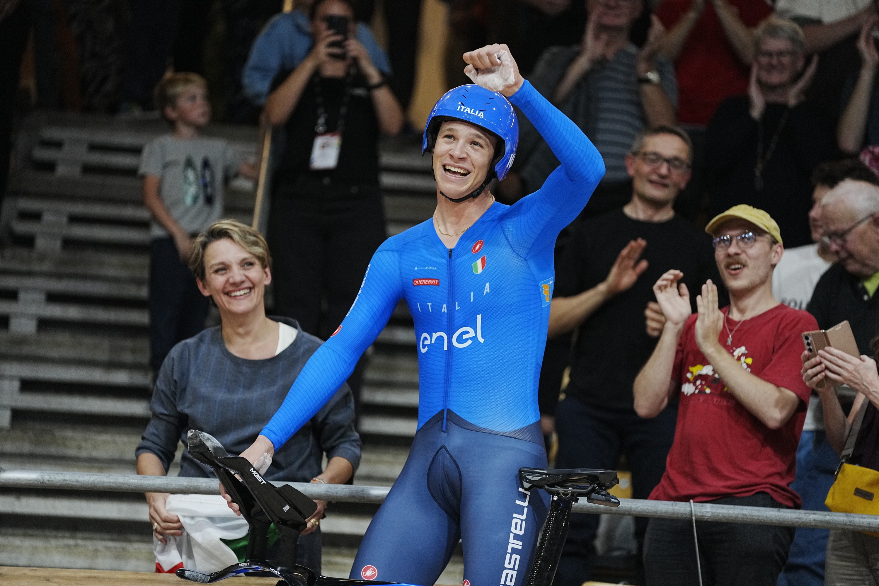 Ciclismo su pista, Milan oro e record del mondo nell'inseguimento ...
