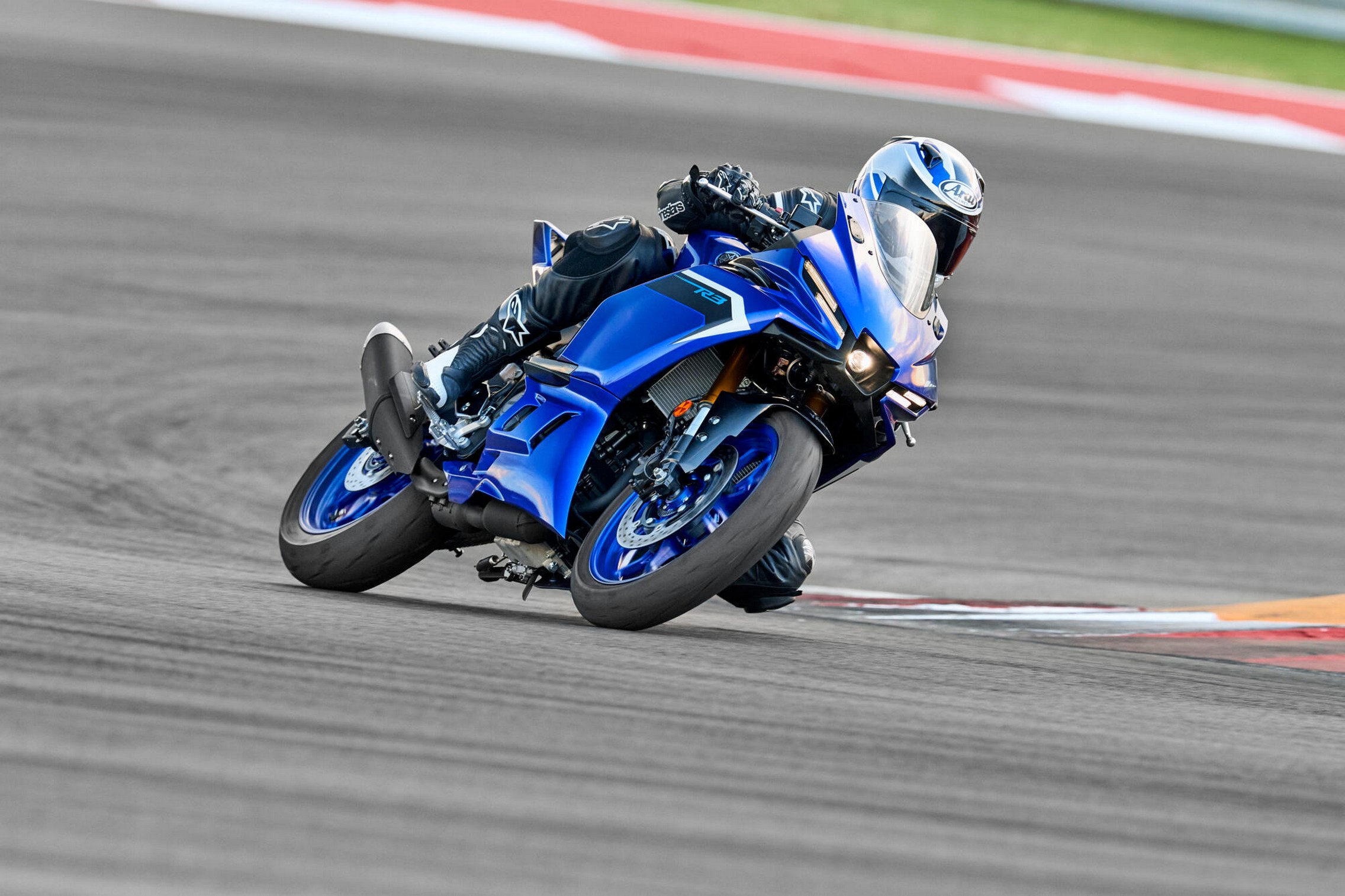 Yamaha R3 2025: prezzo, scheda tecnica, potenza, motore, peso, come è ...