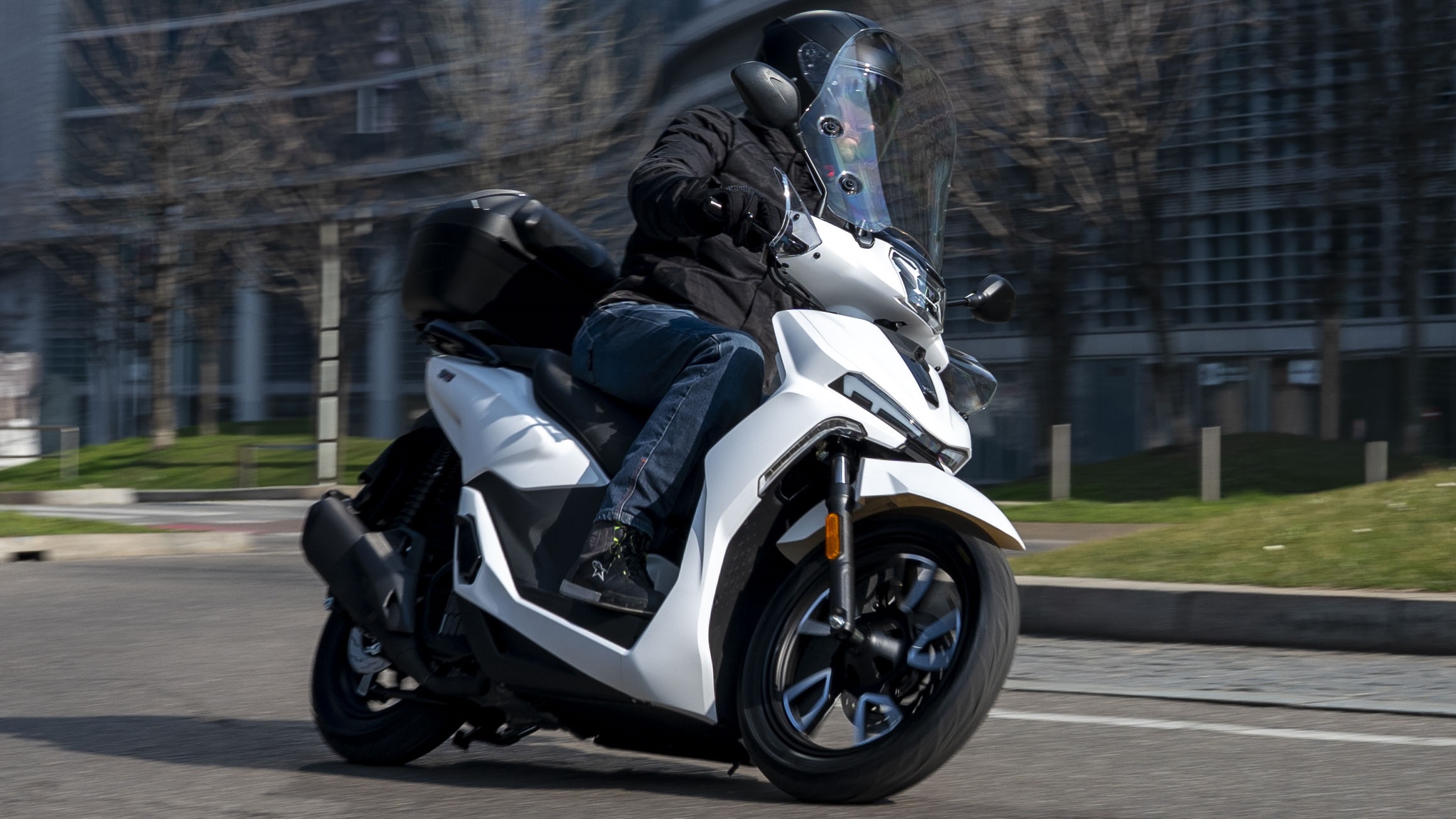Voge Sfida SR16: dati, motore 125 cc, prezzo del nuovo scooter a ruota ...