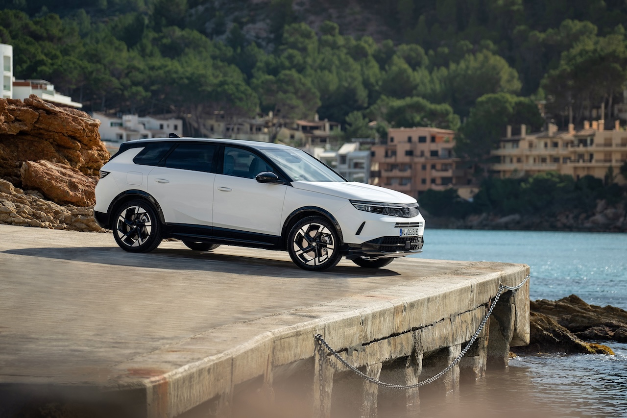 Opel Grandland plug-in hybrid 2025: autonomia, come va, prezzi, scheda ...