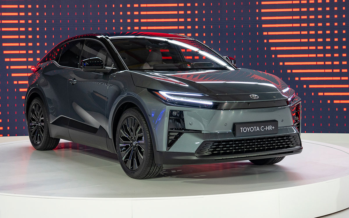 Toyota C-HR+ 2025, il Suv coupé diventa anche elettrico: fino a 343 Cv ...