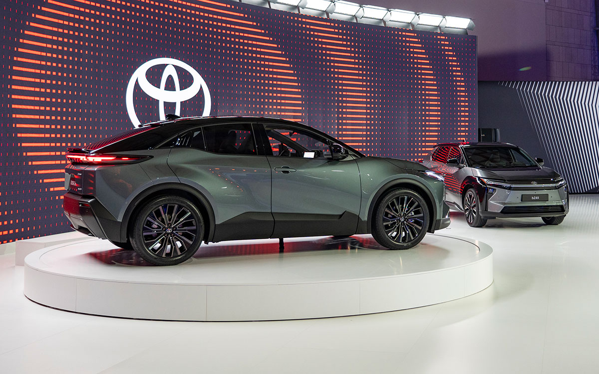 Toyota C-HR+ 2025, il Suv coupé diventa anche elettrico: fino a 343 Cv ...