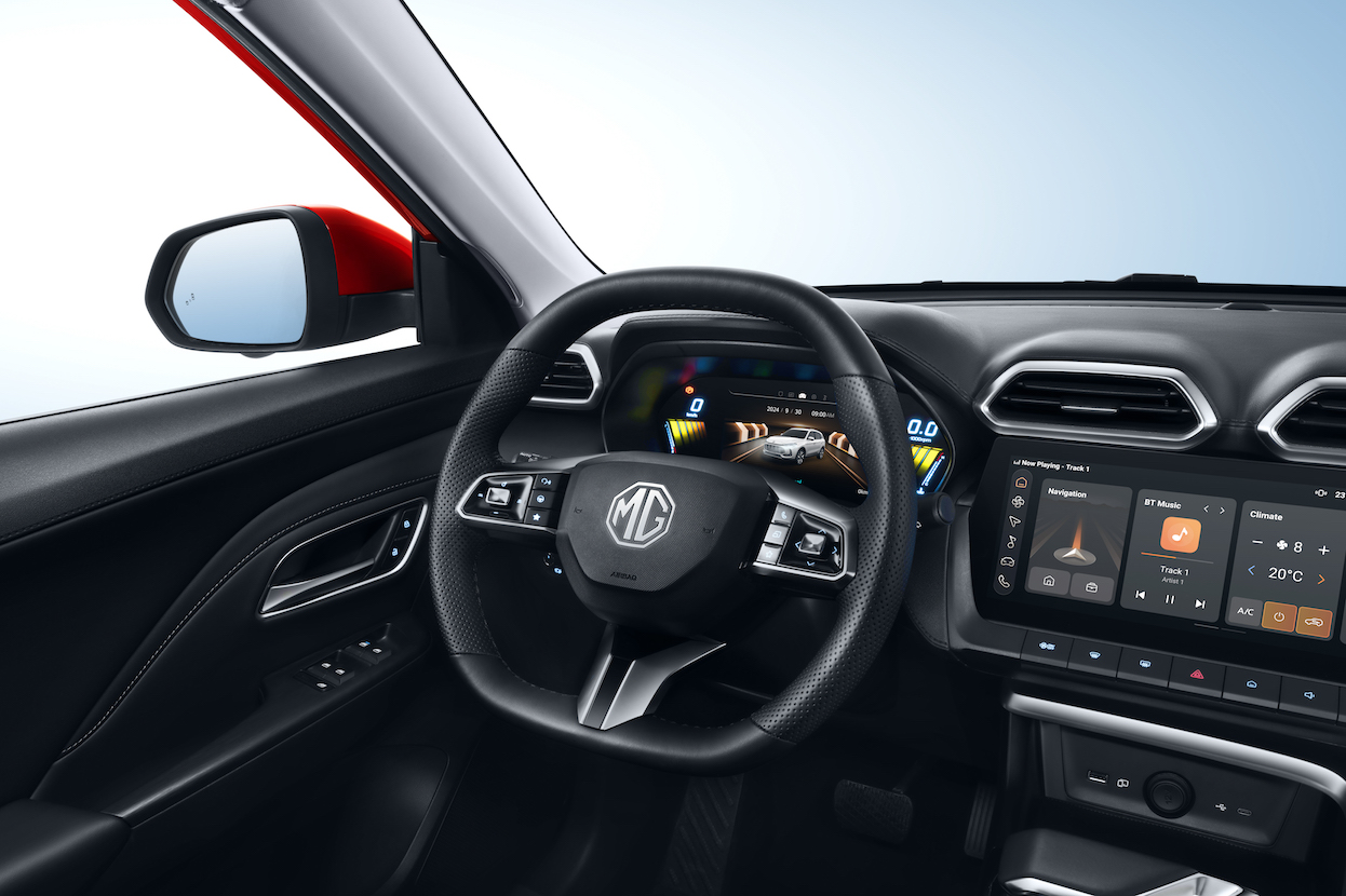 MG ZS 2025: dimensioni, interni, motori, scheda tecnica, benzina, ibrdo e prezzo | Gazzetta.it