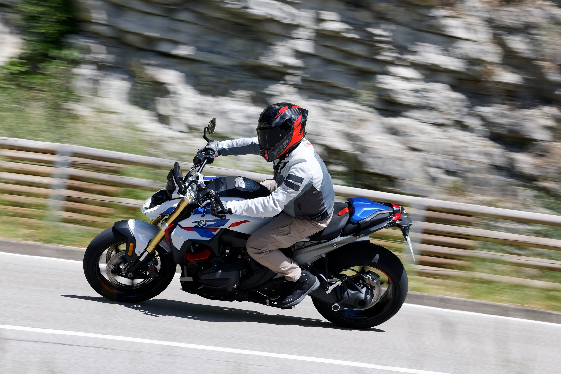 Bmw R 1300 R: prova, prezzo e scheda tecnica della roadster con motore ...