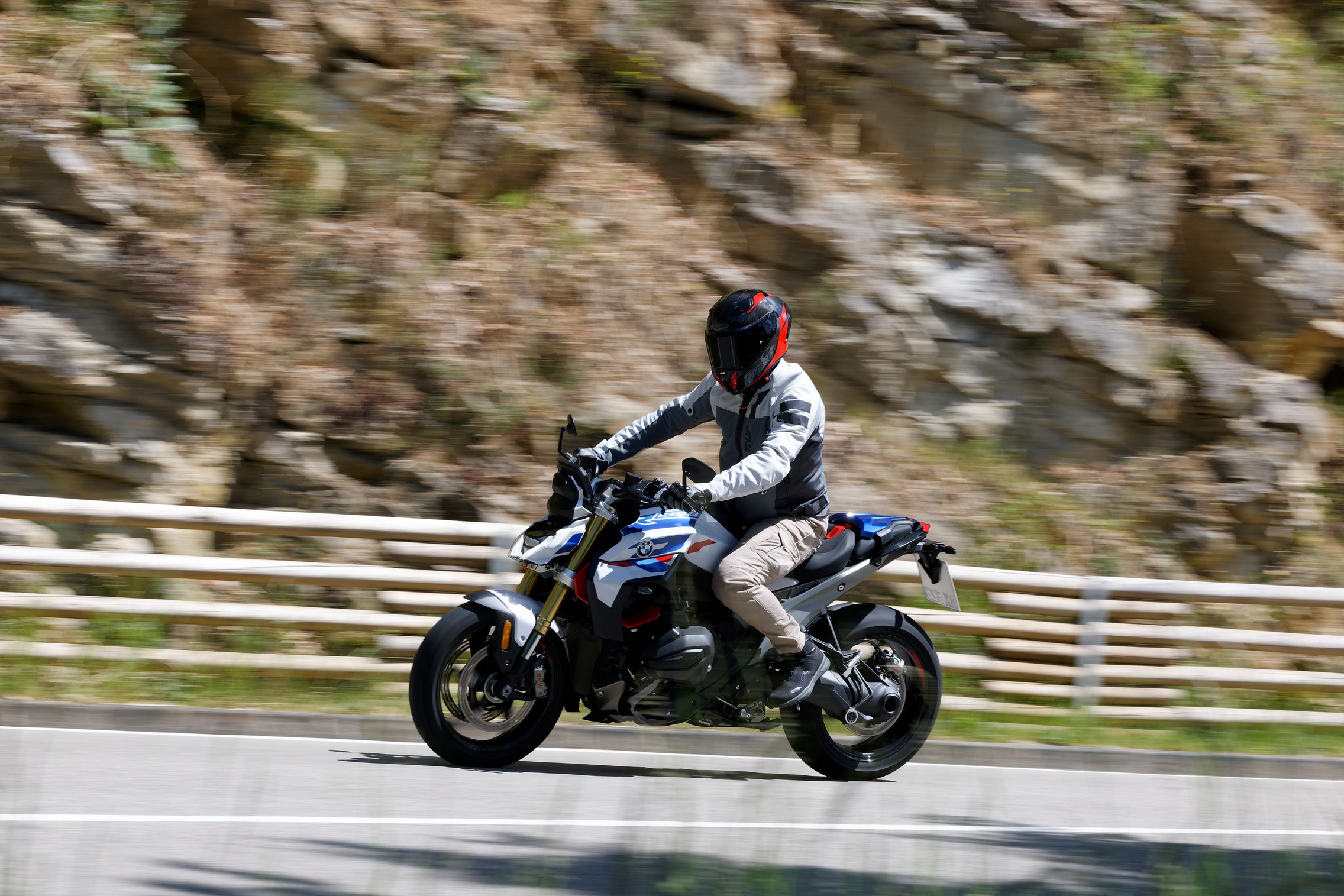 Bmw R 1300 R: prova, prezzo e scheda tecnica della roadster con motore ...