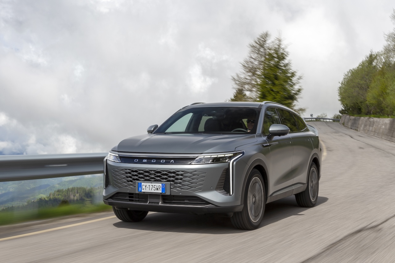 Omoda 9 Shs: prova su strada, dimensioni, motore e prezzo | Gazzetta.it
