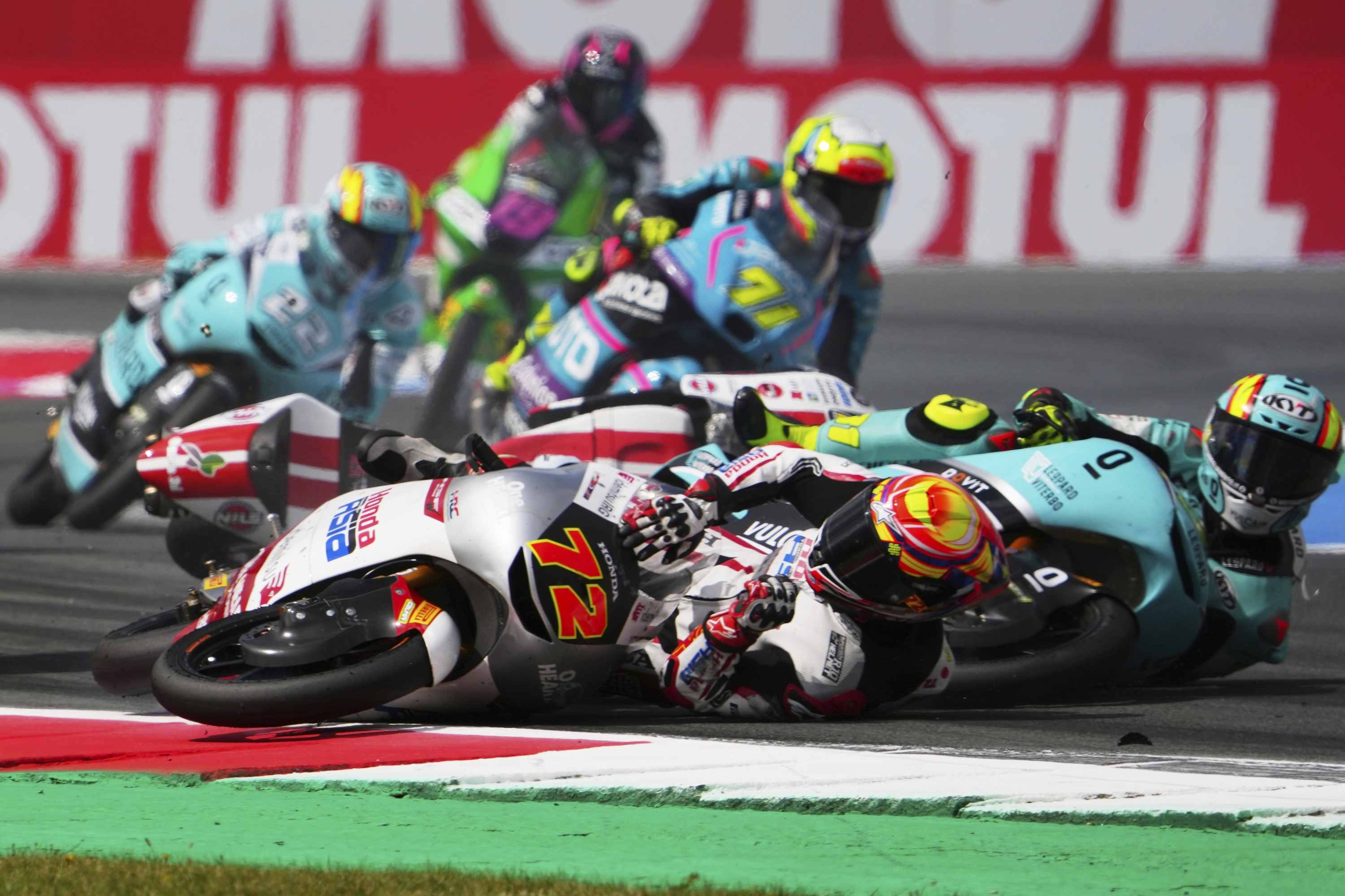 Moto 3 incidente: Lunetta travolto, gamba rotta. Cos'è successo ...