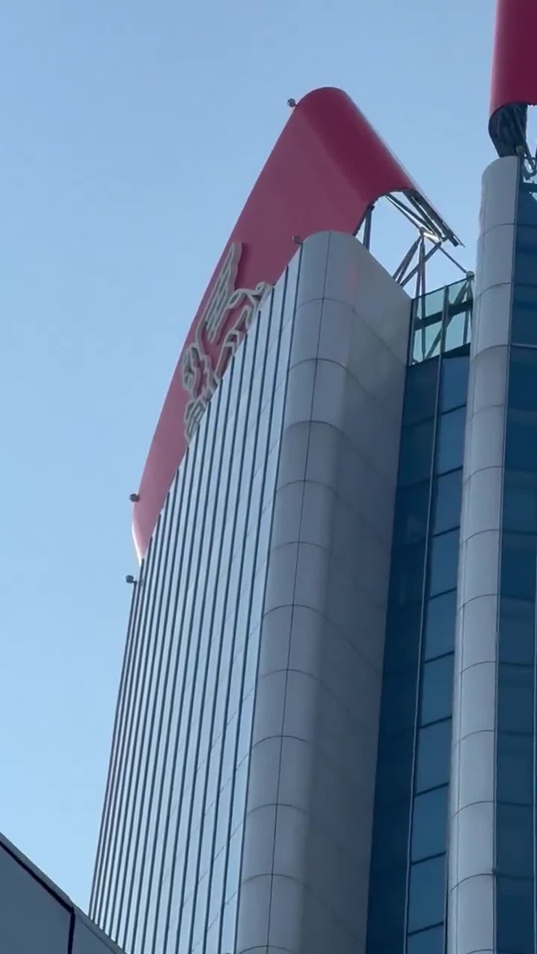 Milano, crolla l'insegna di Generali in cima alla Torre Hadid | Gazzetta.it