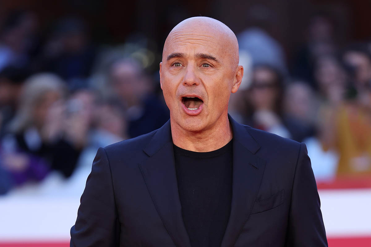 Adolfo Urso, moglie salta la fila? Il video di Luca Zingaretti ...