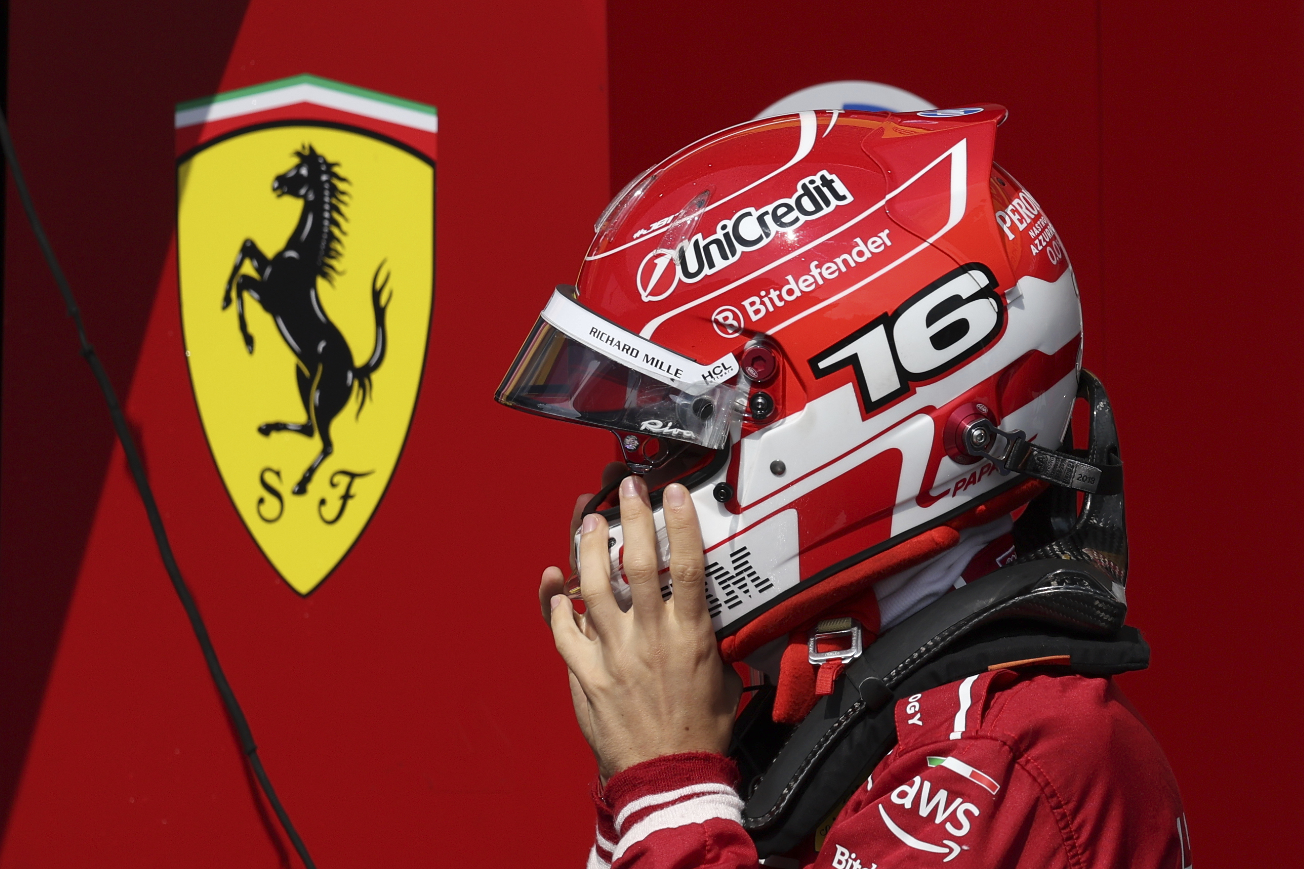 Leclerc team radio furioso con l'ingegnere Ferrari: "Lasciami stare ...