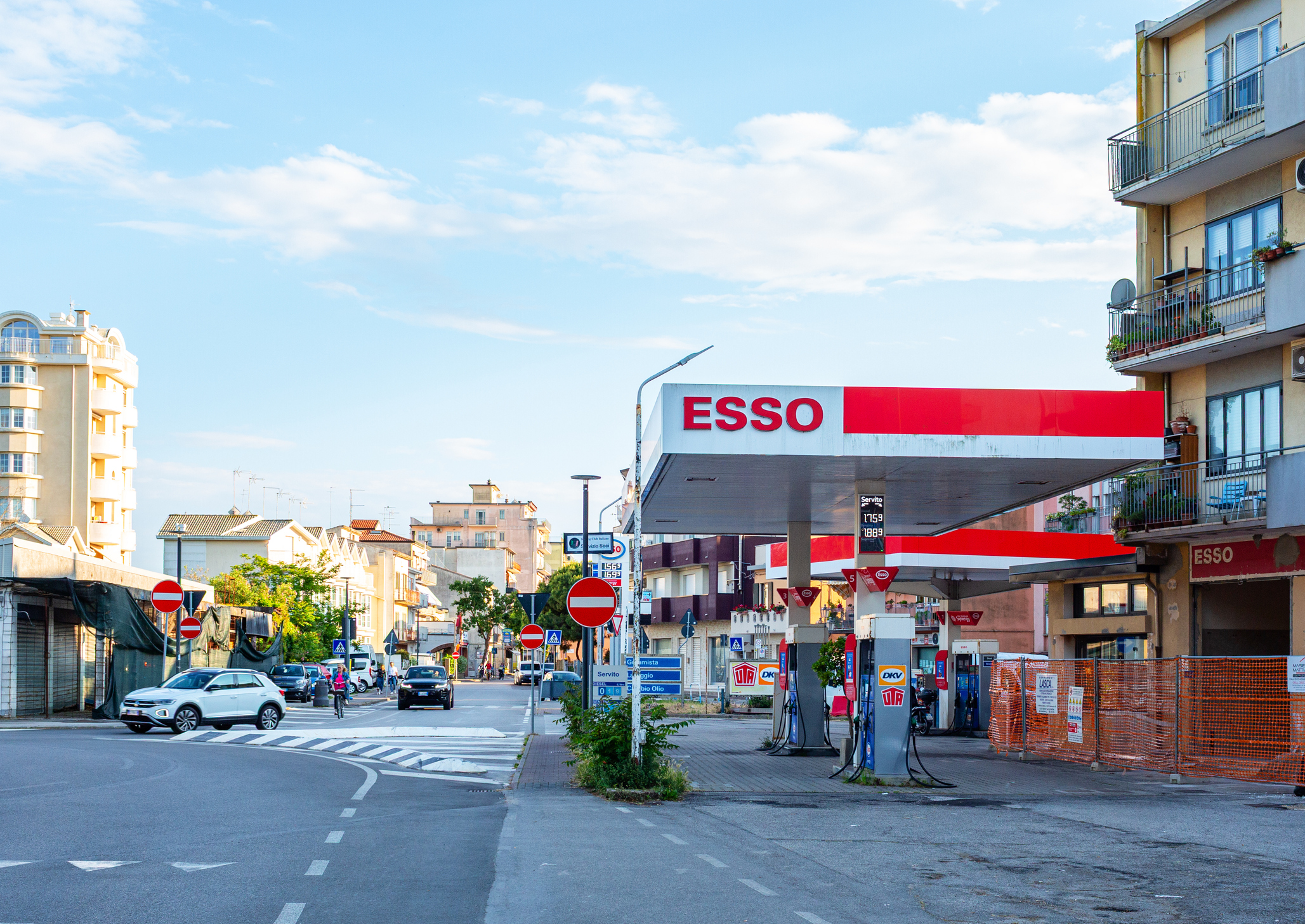 Distributori di carburanti Esso venduti a un consorzio italiano ...