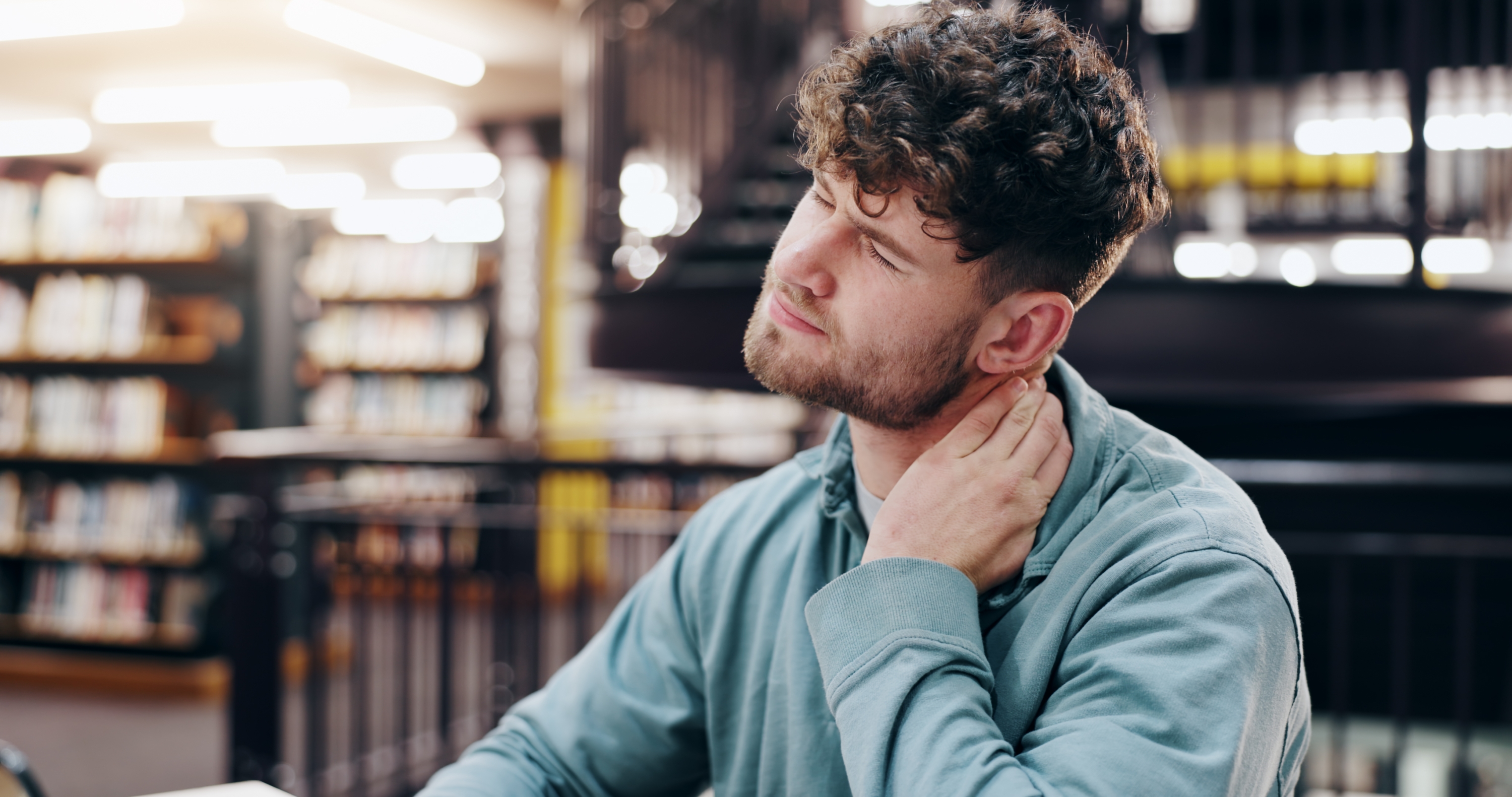 Problemi di cervicale: esercizi di stretching facili per collo e spalle ...