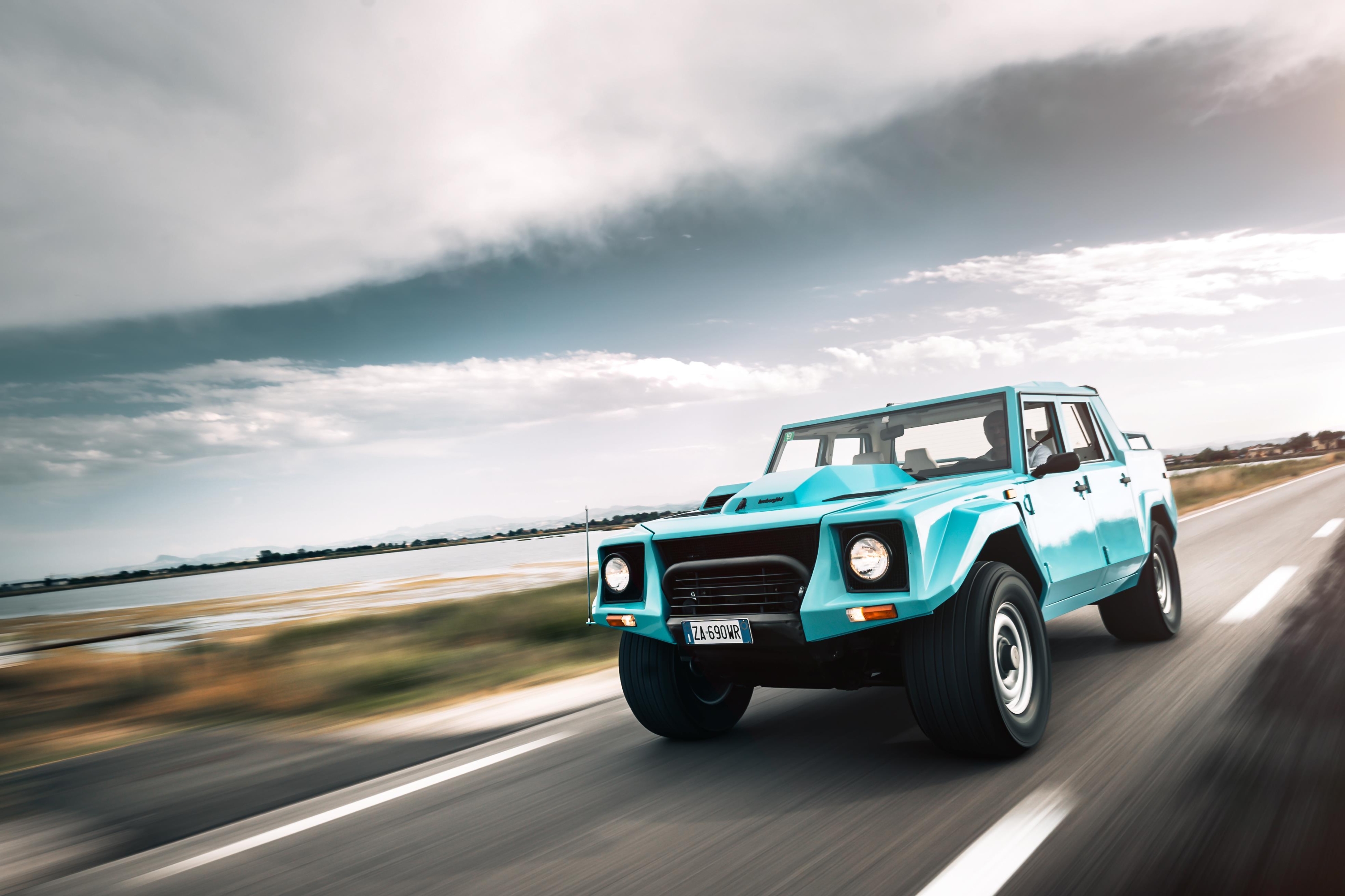 Lamborghini LM 002: storia, motore, potenza, prezzo | Gazzetta.it