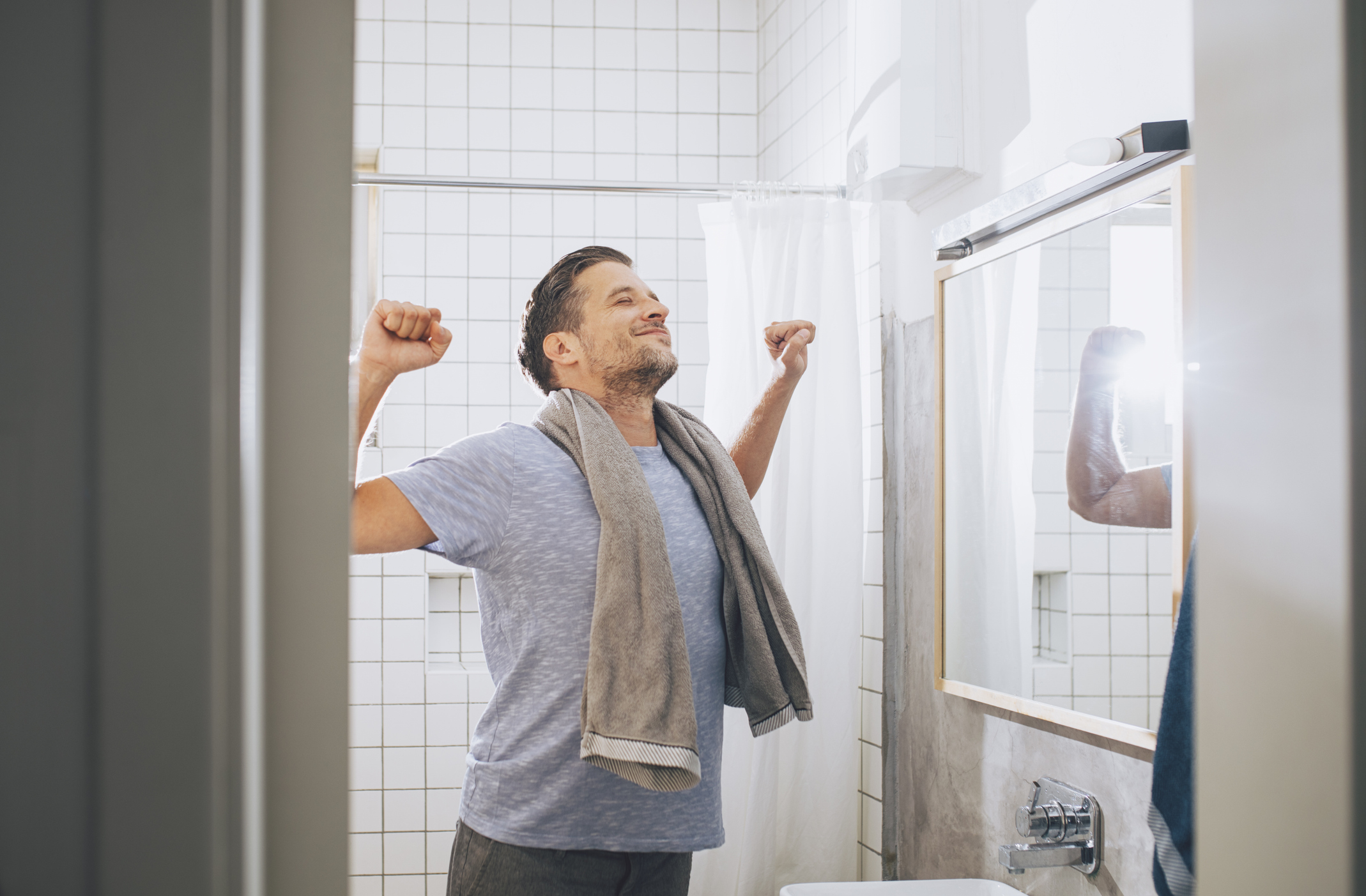 Stretching per la schiena: 3 esercizi in bagno con il lavandino ...
