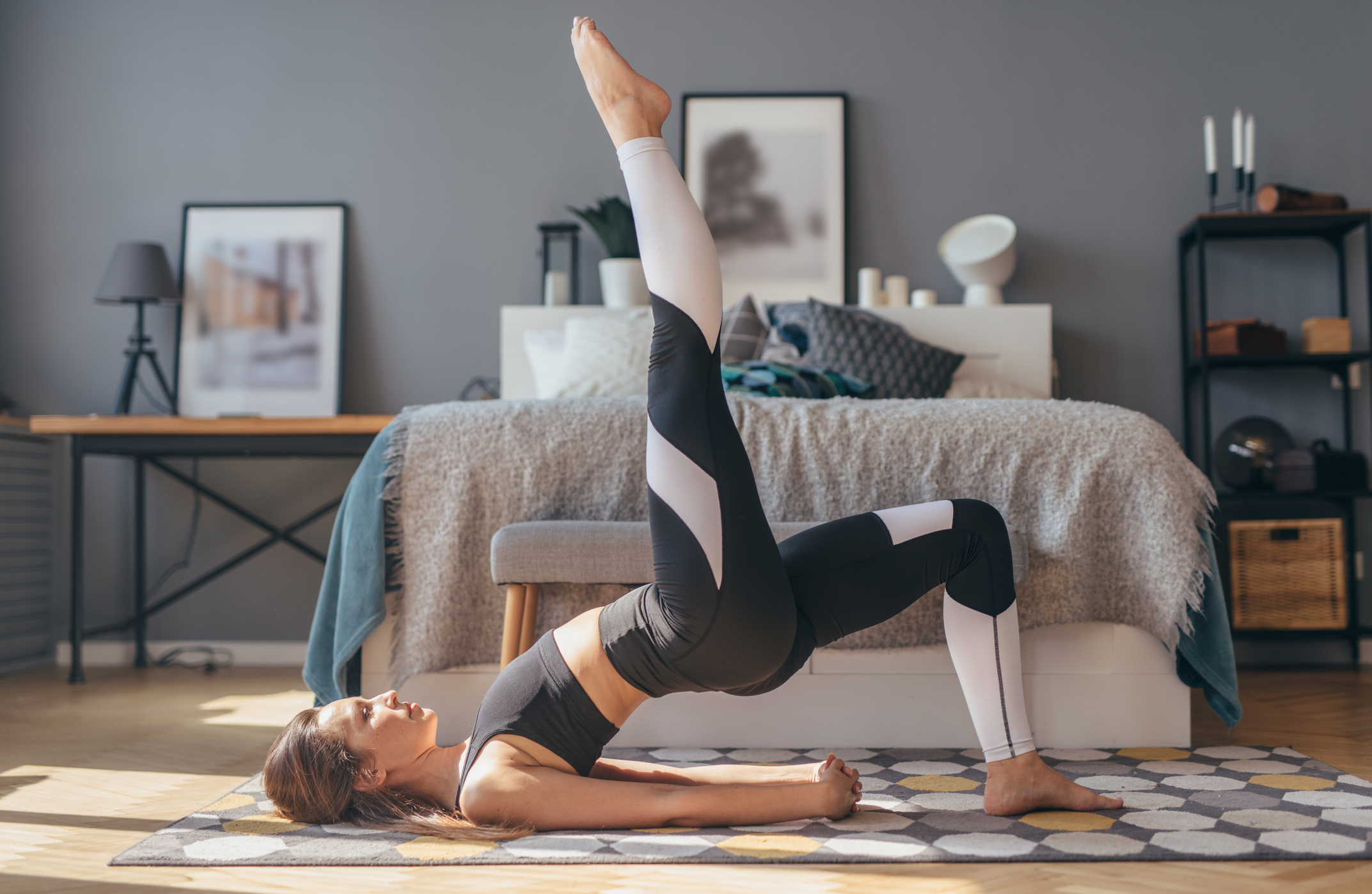 Glutei sodi con un solo esercizio: il bridge con lo yoga block ...
