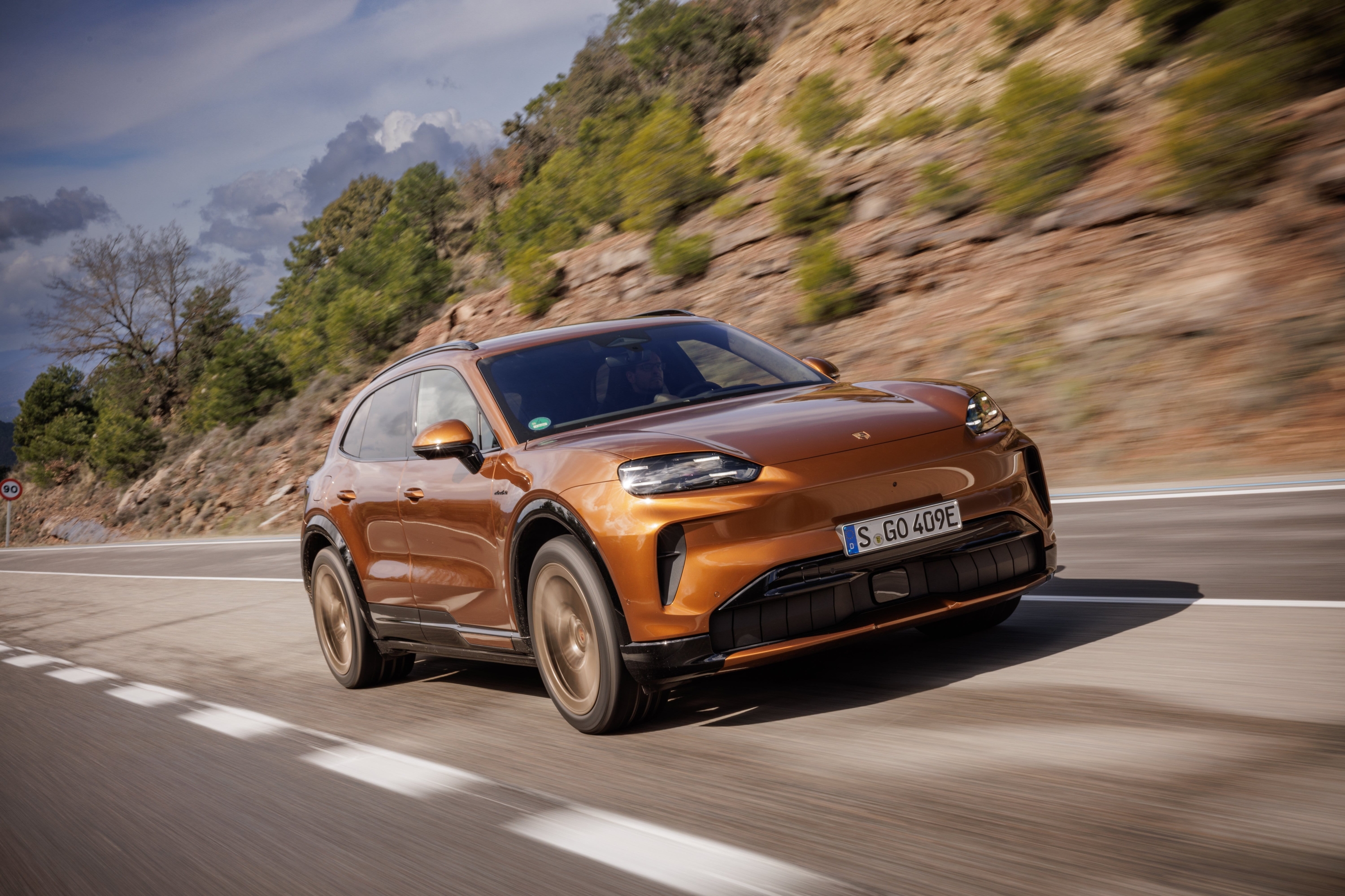 Porsche Cayenne Elettrica, la prova: come va, quanto consuma, prezzo ...
